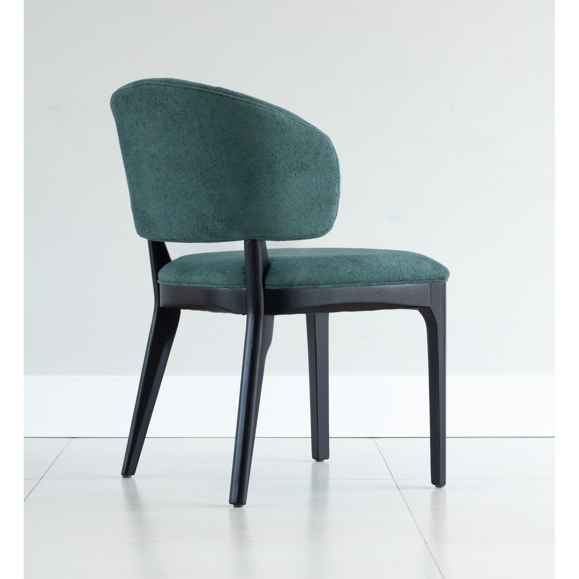 Cadeira Ester De Madeira Assento e Encosto Curvo Estofado