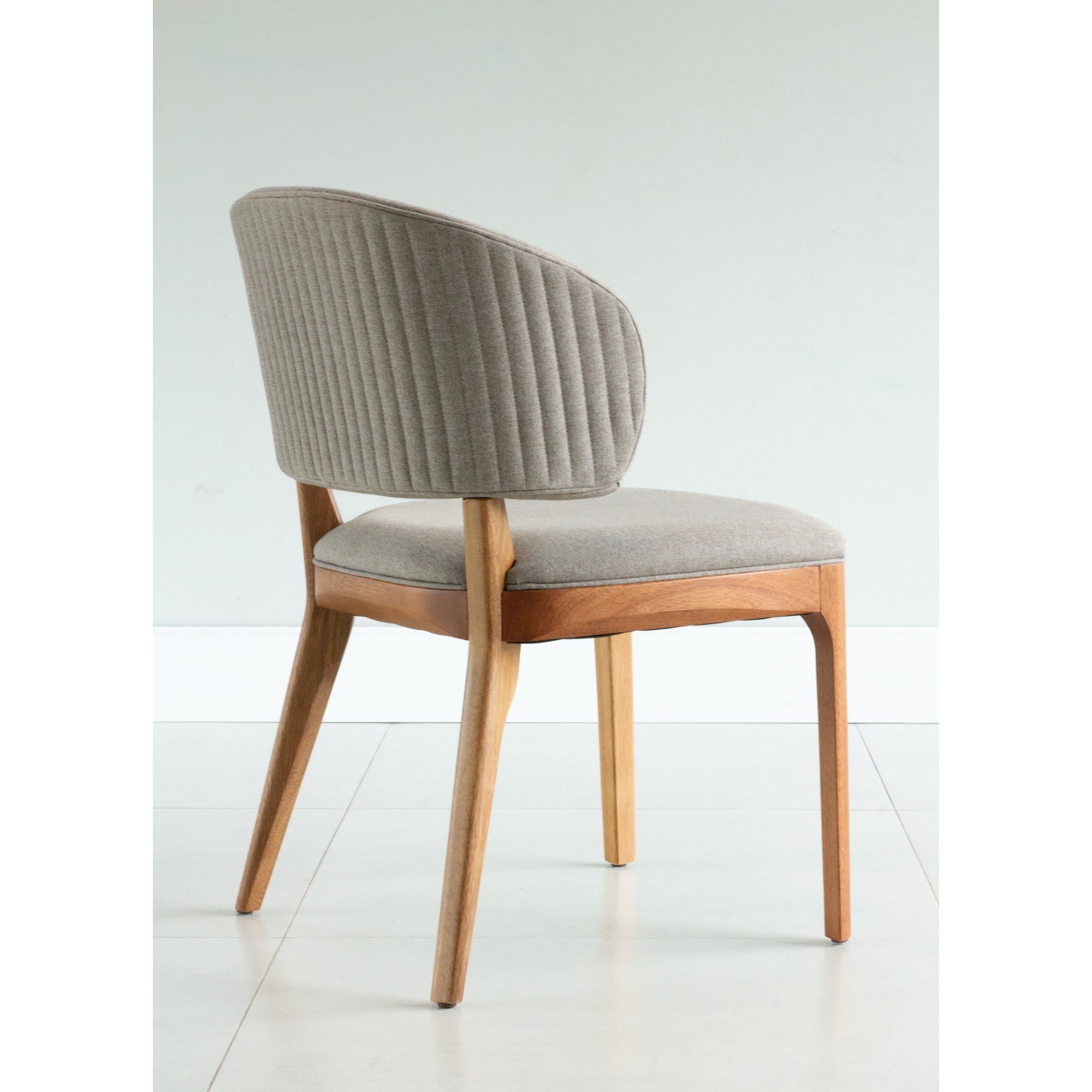 Cadeira Ester De Madeira Assento e Encosto Curvo Estofado