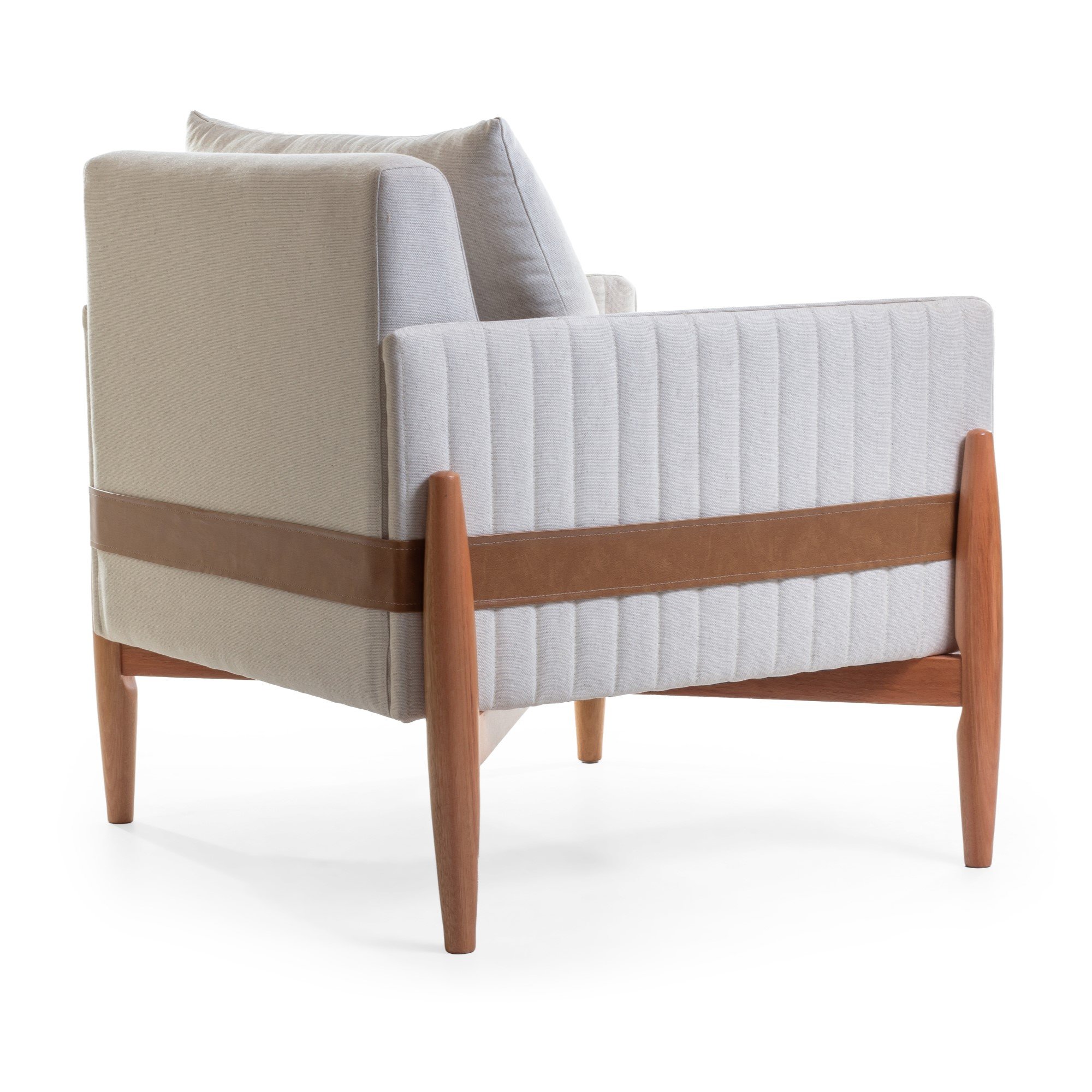 Poltrona Veneza Em Madeira com Assento E Encosto Estofado e Detalhe Em Couro