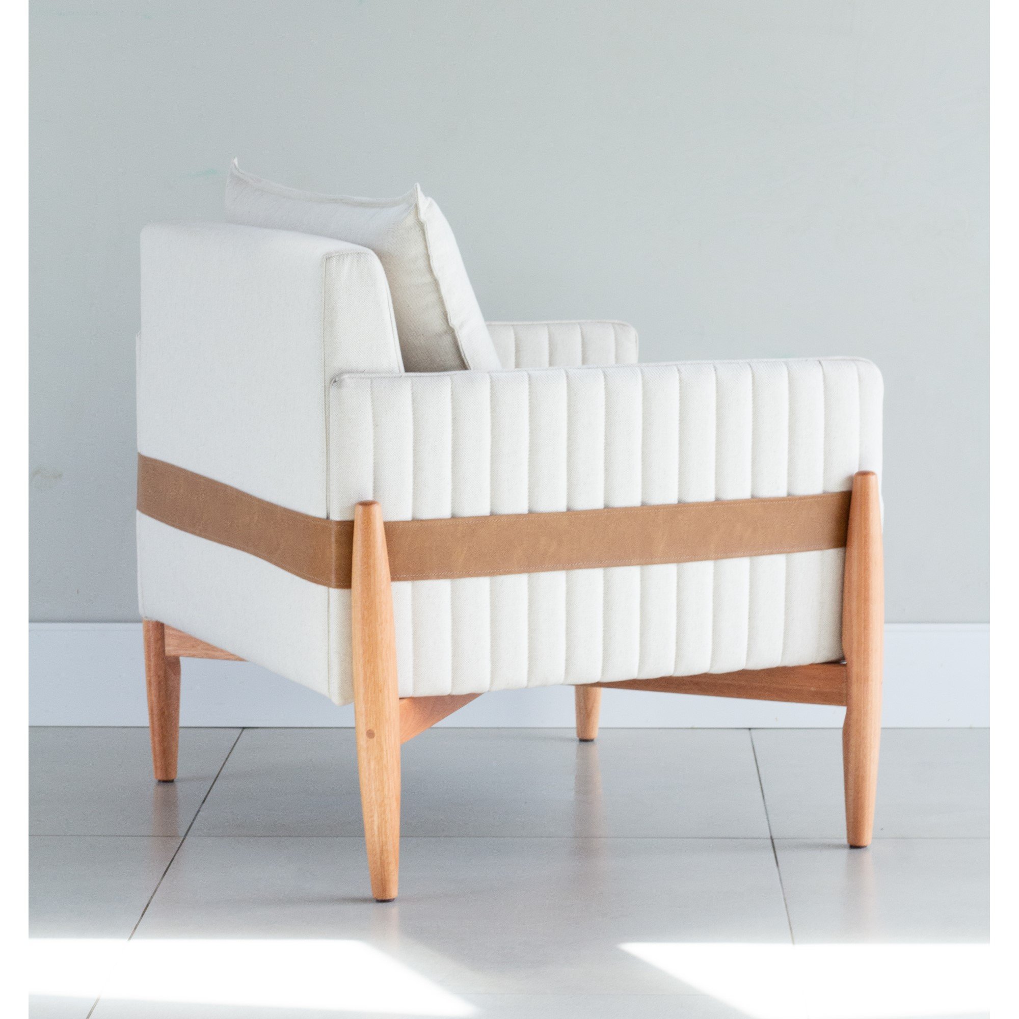 Poltrona Veneza Em Madeira com Assento E Encosto Estofado e Detalhe Em Couro